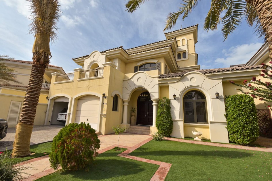 Villa for Rent in Garden Homes Frond K: Gorgeous Beachfront Luxury ...