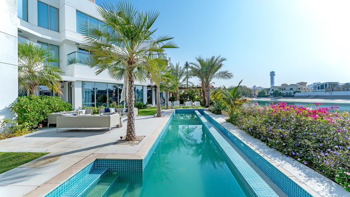 Villa for Rent in Signature Villas Frond J: Luxury Waterfront Villa on ...